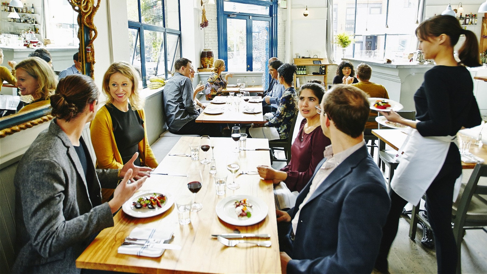 10 Ways People Waste Their Money At Restaurants