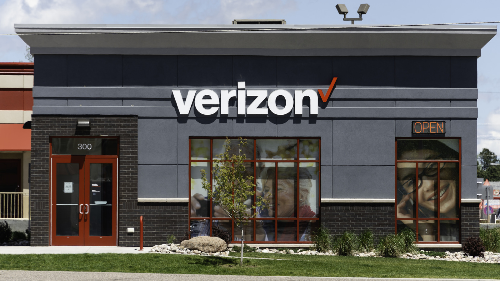 How Much Money You'd Have Now If You Invested $1,000 In Verizon In The '90s