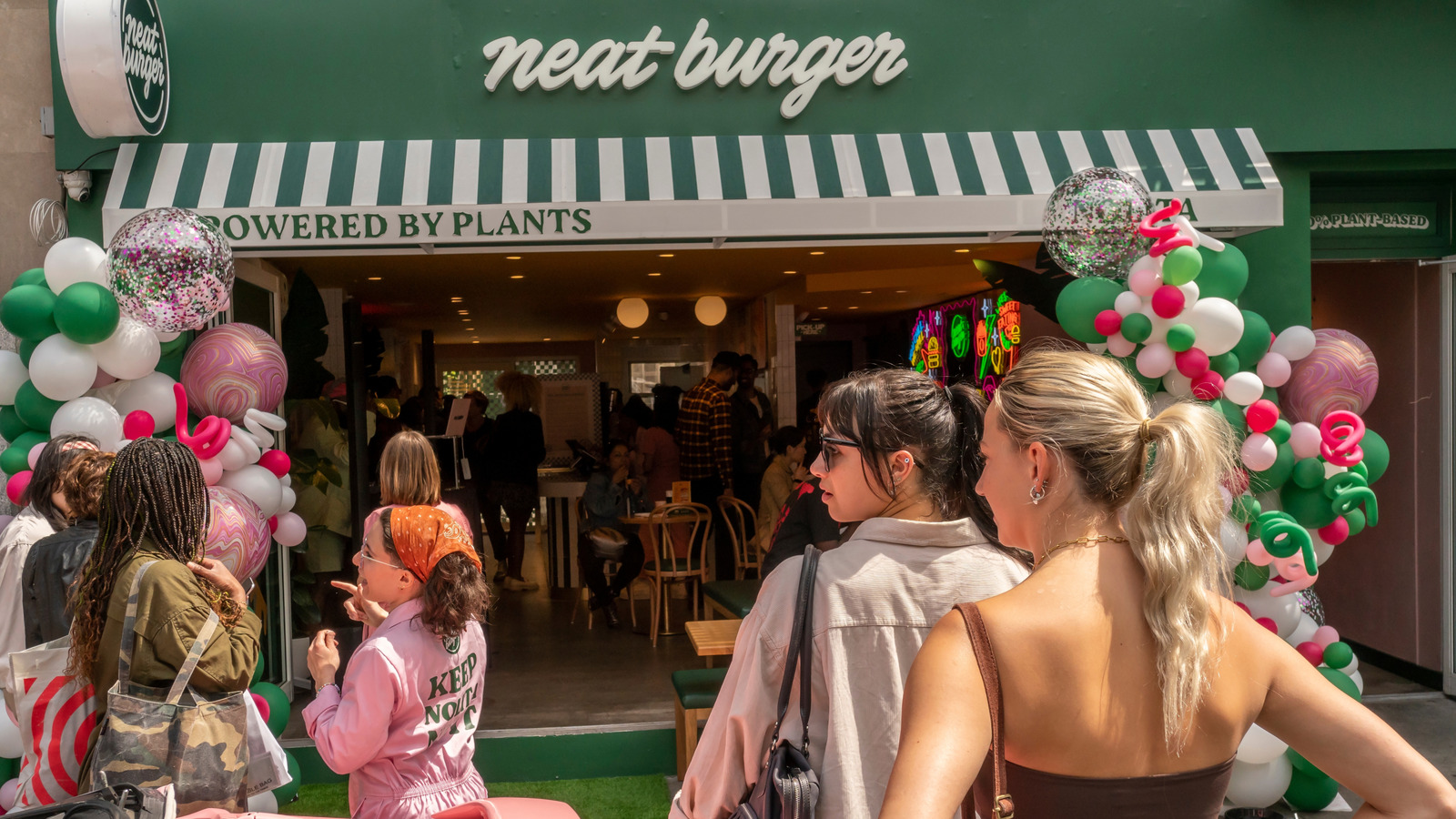 The Celebrity-Backed Burger Chain That's Closing A Ton Of Restaurants